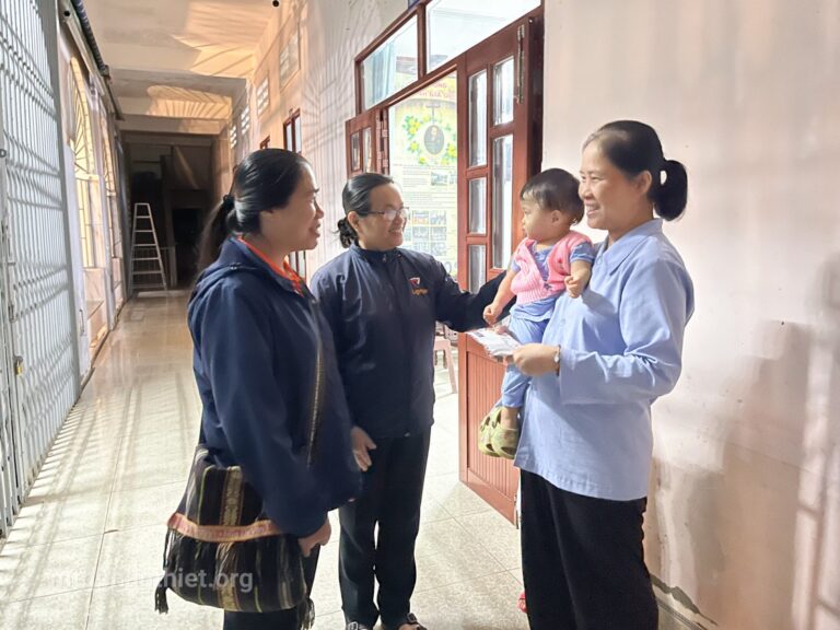 Hành Trình Chia Sẻ Yêu Thương Trên Dấu Bùn Đất Chưa Phai Sau Bão Lũ ...